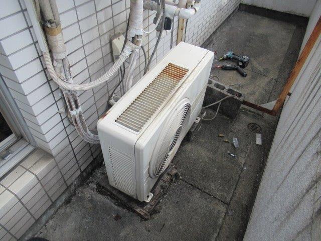 エアコン取替工事 日立RAS-AJ22Lx2台 室外機：床置き - 住まいるコム大阪本店