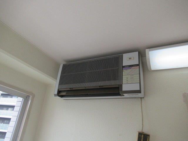 エアコン取替工事 日立RAS-AJ22Lx2台 室外機：床置き - 住まいるコム大阪本店